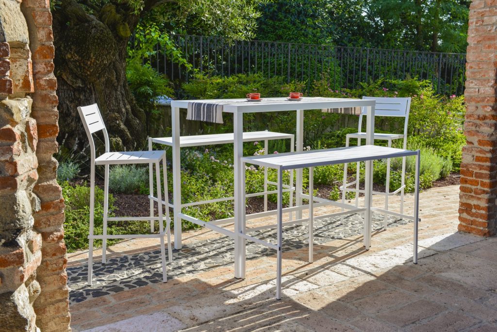 Benches for Outdoor Bars | Choosing Benches for the Garden